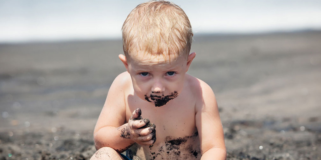 आखिर बच्चे क्यों खाते हैं मिट्टी? जानें